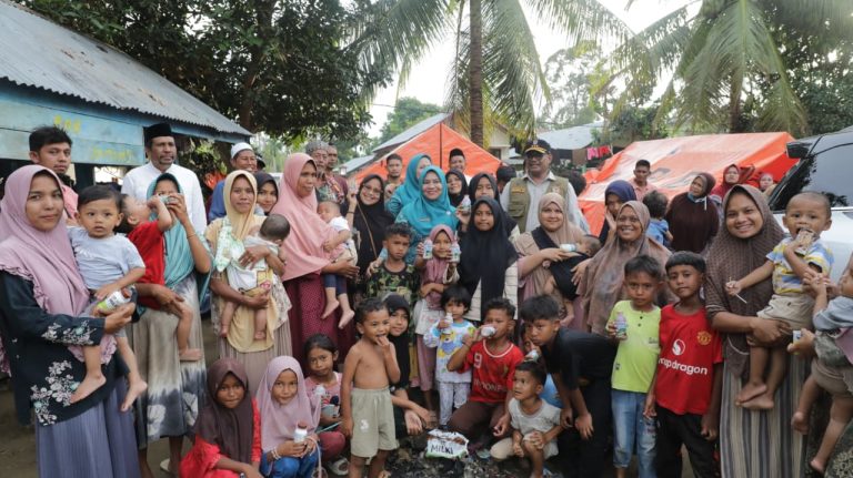 Safrizal ZA: Relawan Dihadiahkan Durian di Aceh, Peumulia Jamee Adat ...